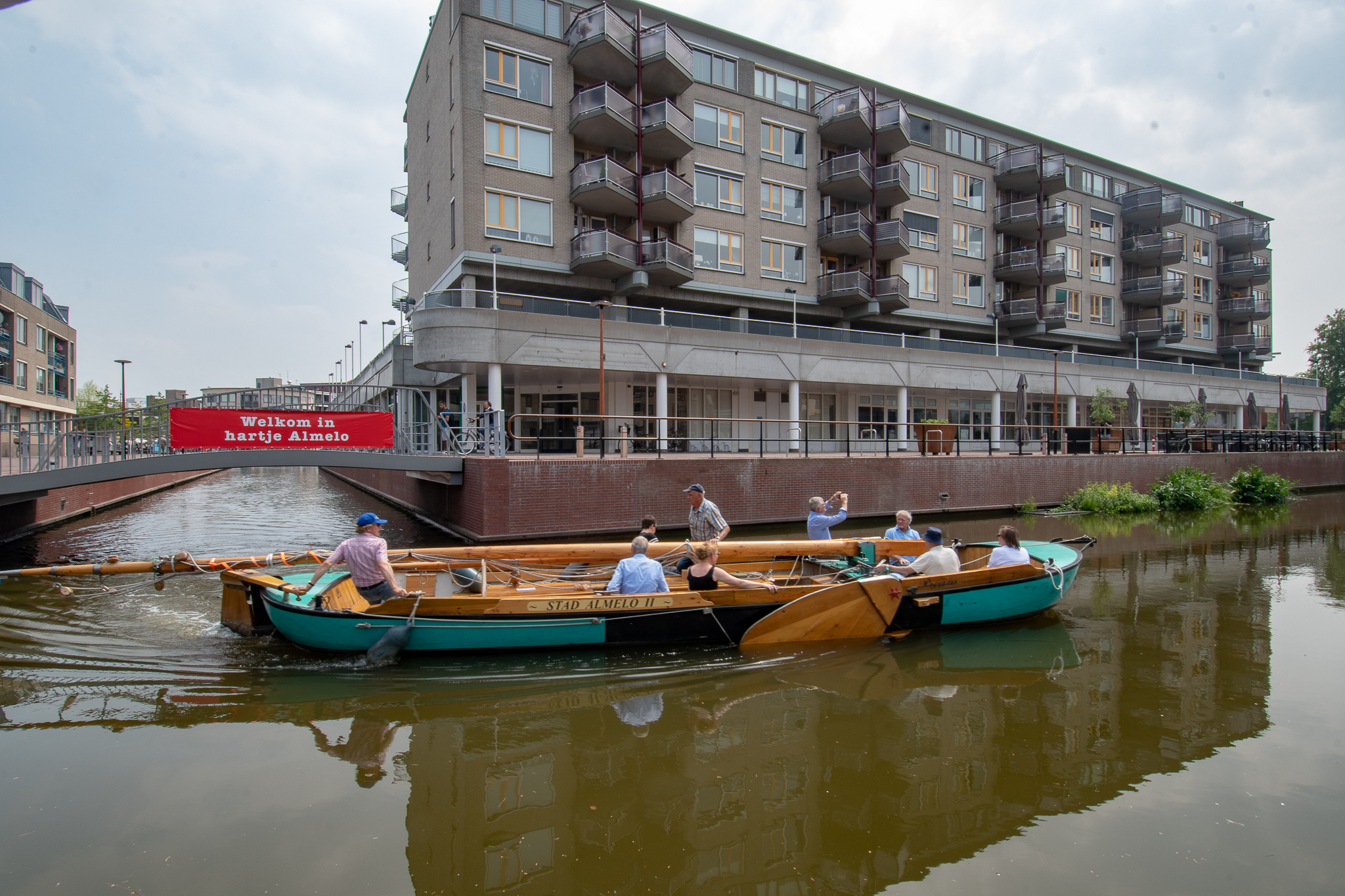 Foto's! Honderd jaar oude praam vaart weer en zo ziet dat eruit ...
