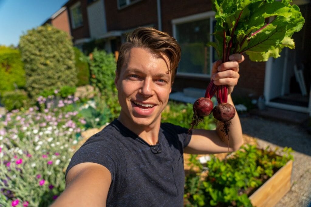 Raymond vlogt in zijn eigen moestuin: 'Onze tuin is belangrijker dan ...