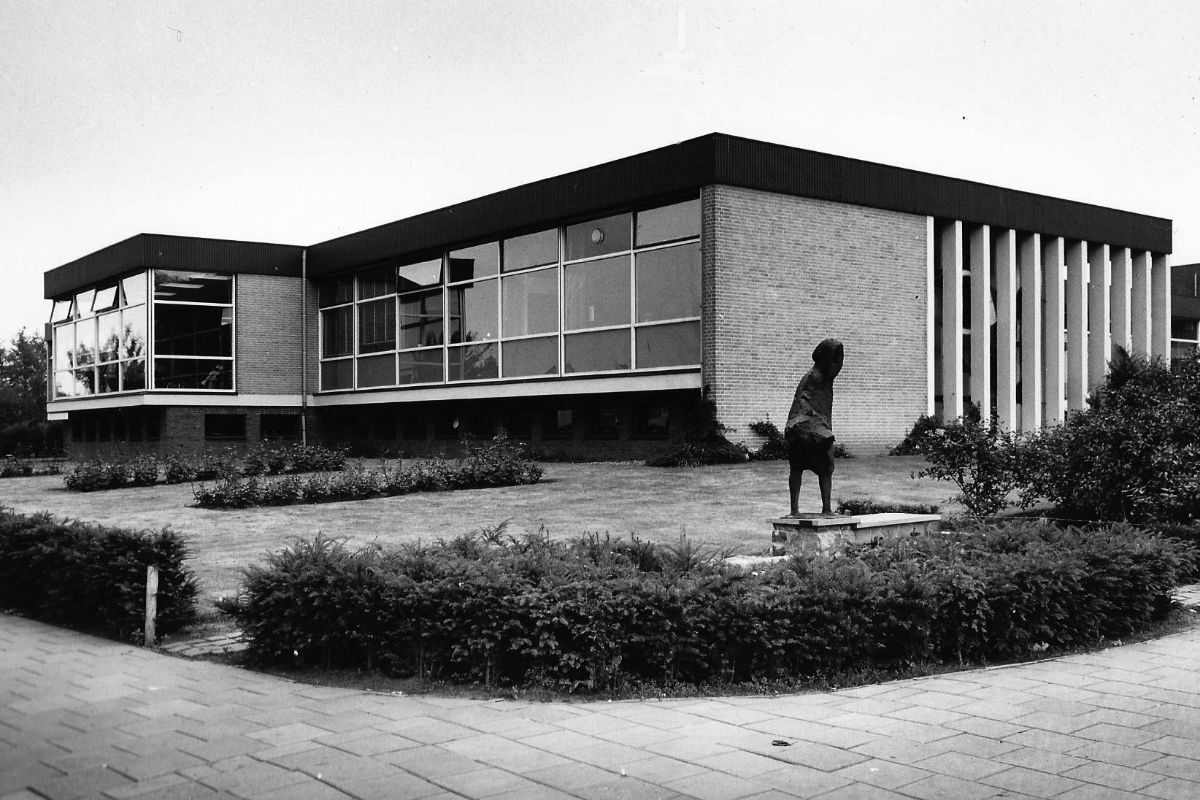 Toen in Almelo: hierom moest er een nieuwe bibliotheek gebouwd worden ...