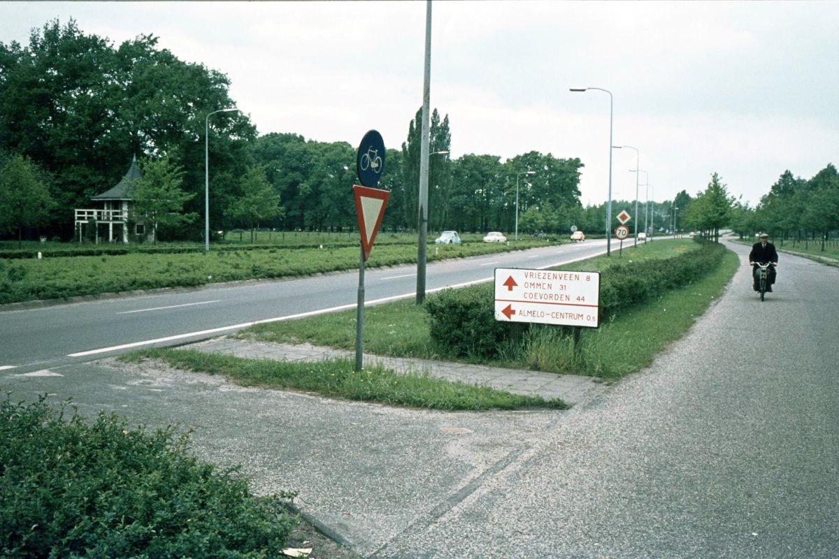 Toen in Almelo: theedrinken in de theekoepel van Huize Almelo ...