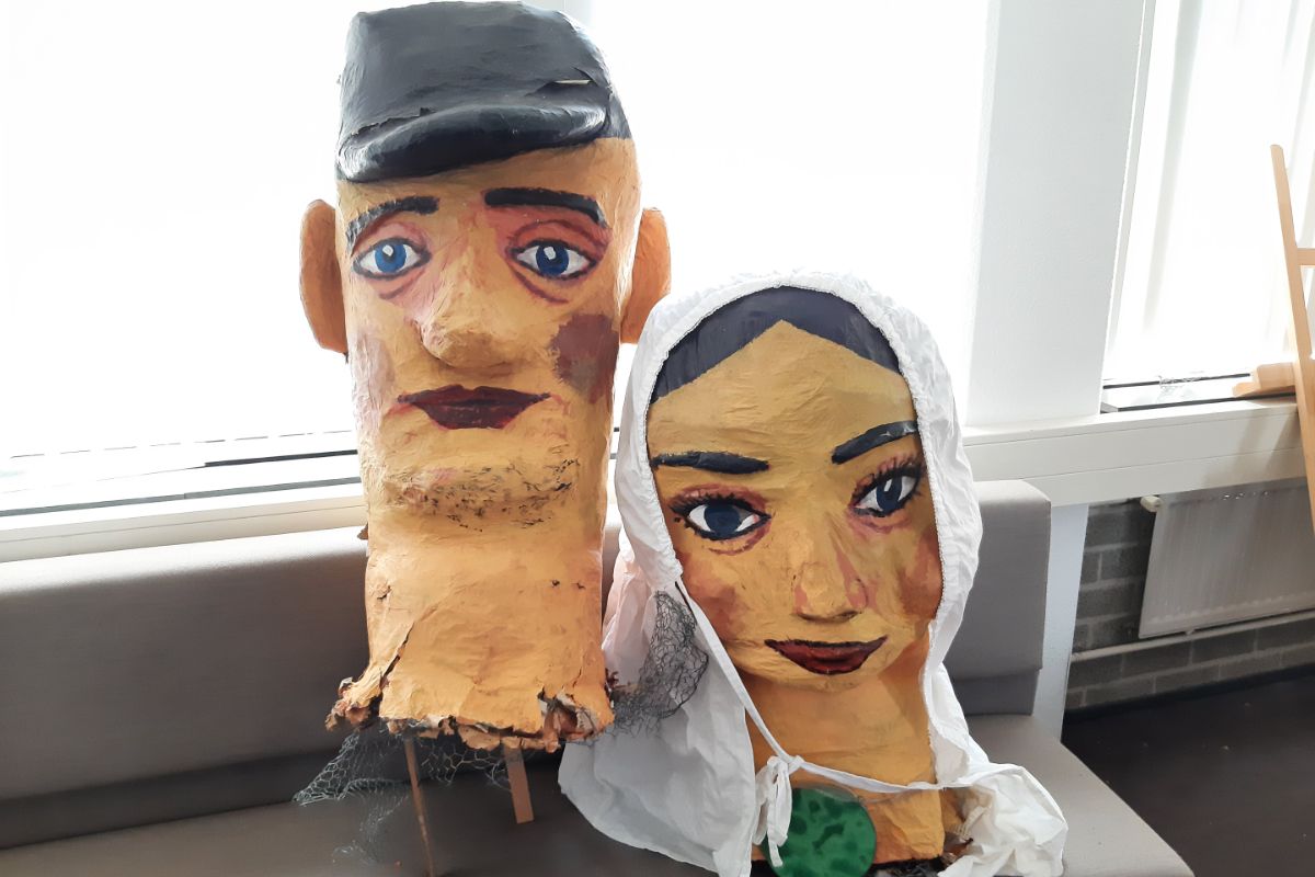 Gezocht: nieuw thuis voor oeroude Almelose reuzenpoppen Jan en Marie