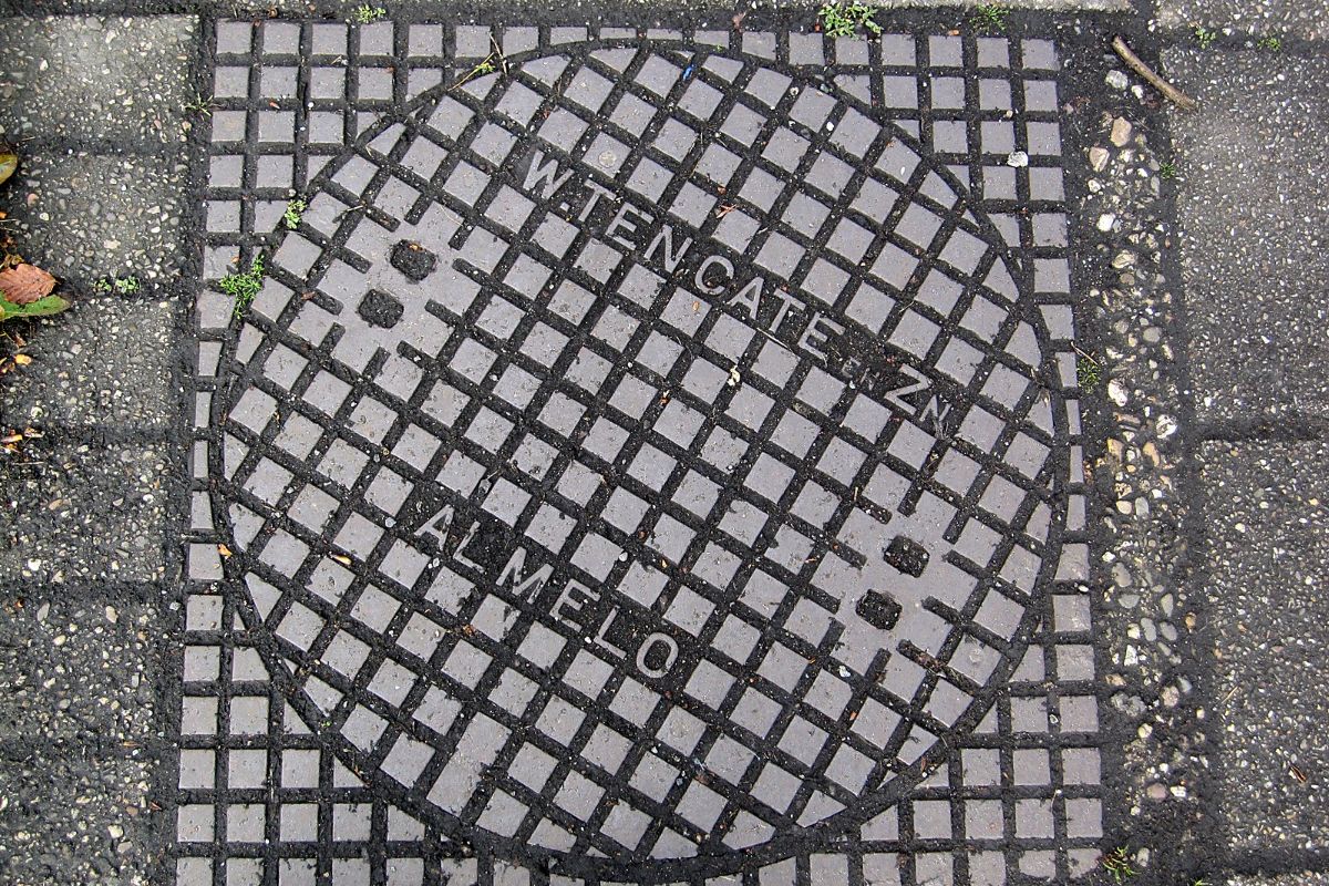 Dit Almelose bedrijf leverde in heel Nederland putdeksels met 'Almelo' erop