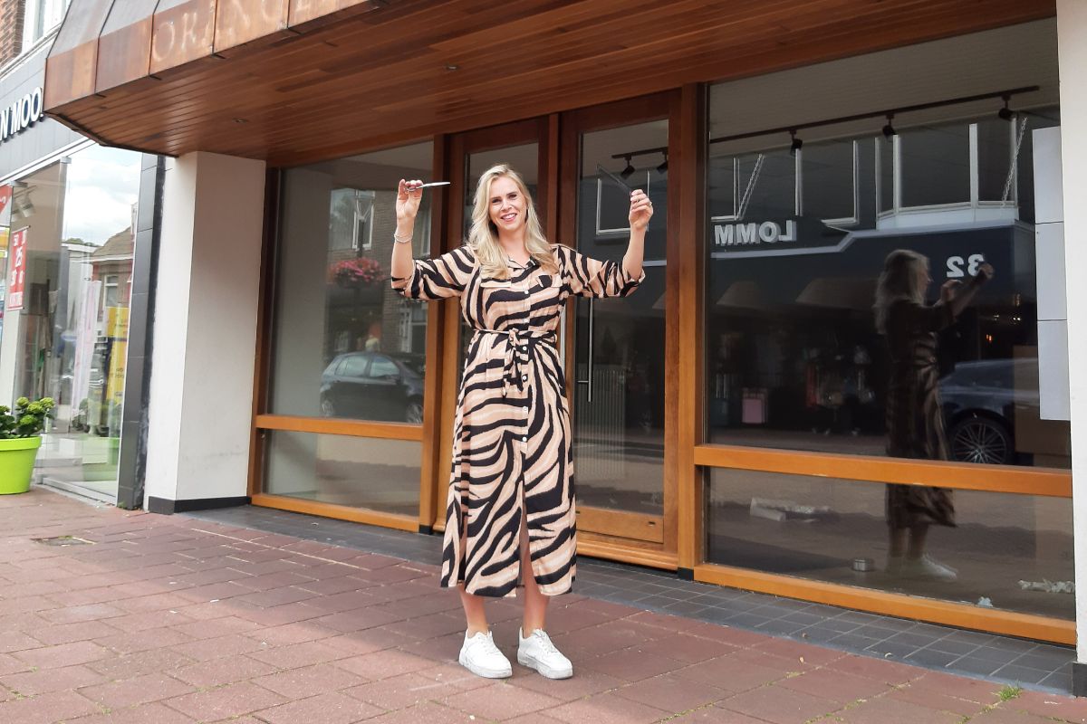 Eline verhuist 30 meter met haar kapsalon in Almelo: 'Alles in mijn stijl'