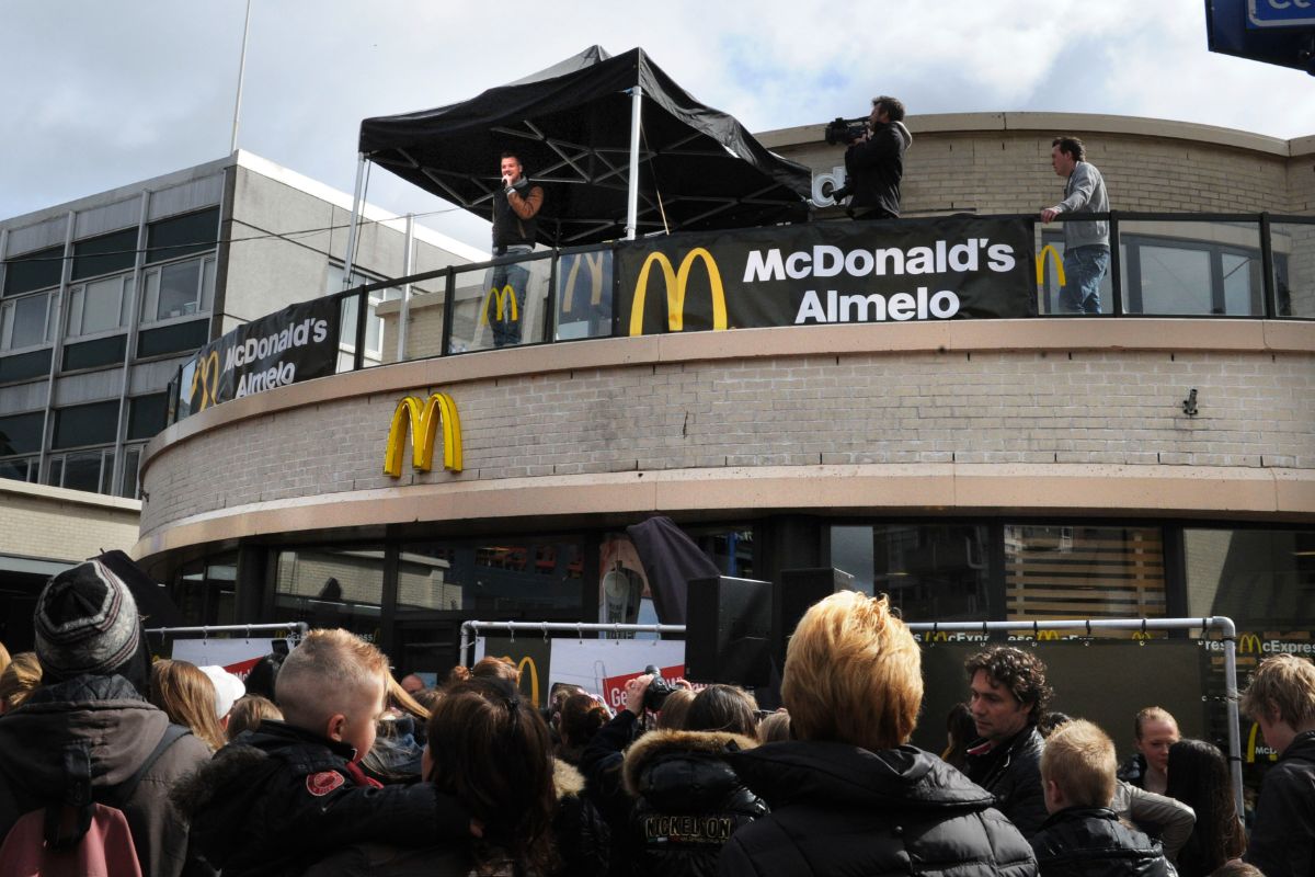 Toen in Almelo: de komst, sluiting en sloop van McDonald's in hartje stad