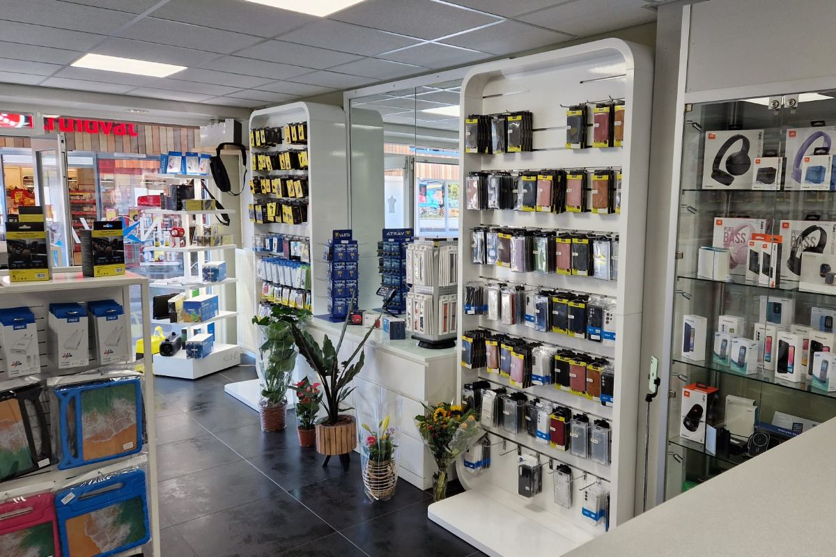 Özcan repareert telefoons in zijn nieuwe winkel in Almelo: 'Mijn zoon ...