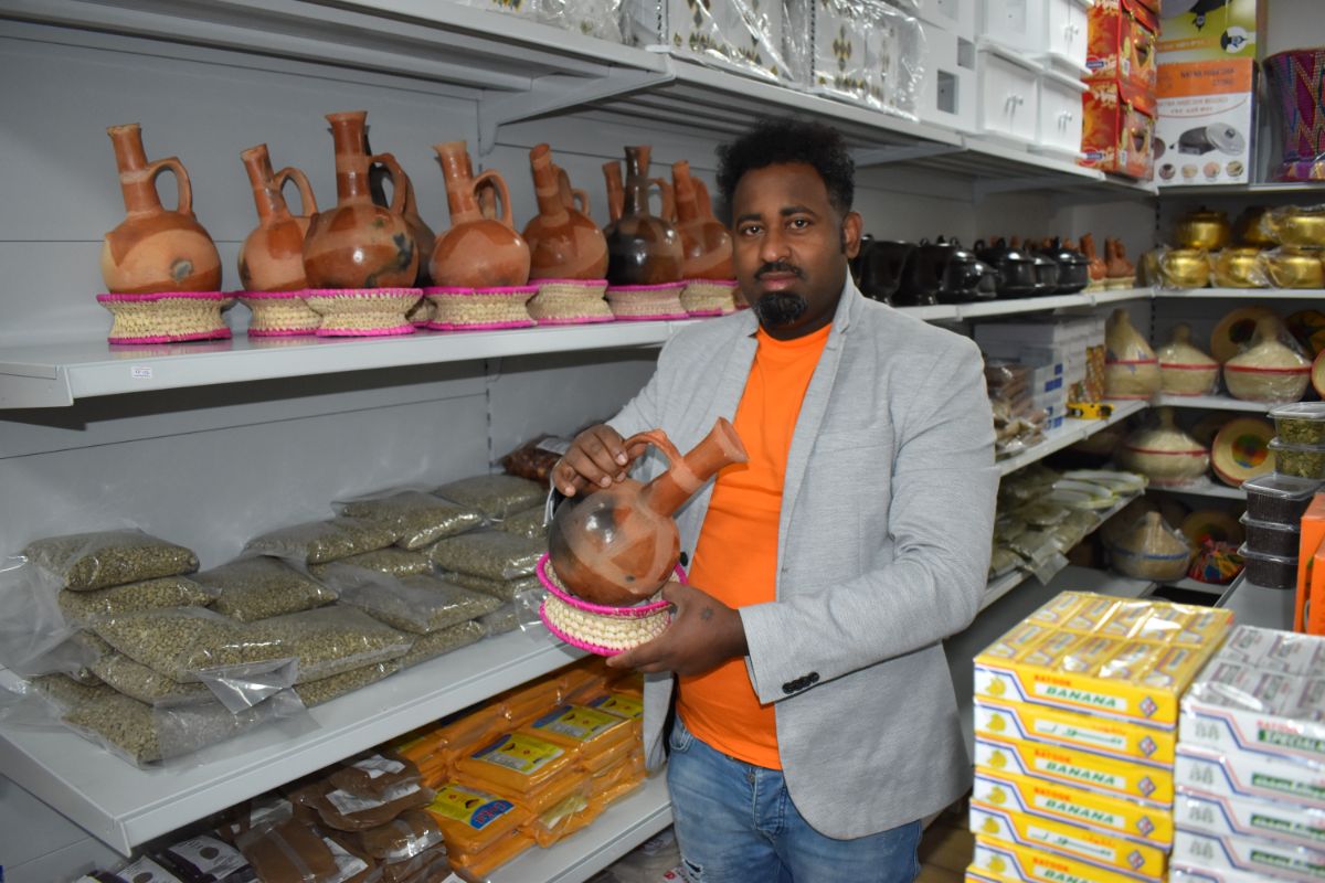 Bootvluchteling Mahta opent winkel in Almelo met producten uit Eritrea