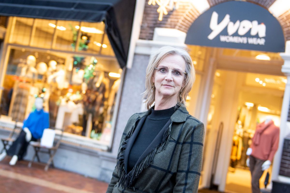Na 33 jaar stopt Yvon met haar kledingwinkel in Almelo (en de uitverkoop is begonnen)