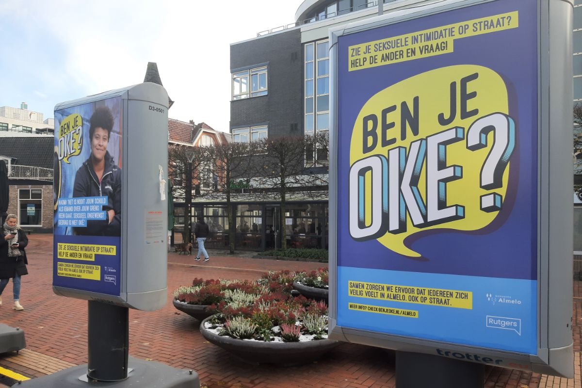 Ben je oke? Dit doen 5 grote banners met die vraag in centrum van Almelo