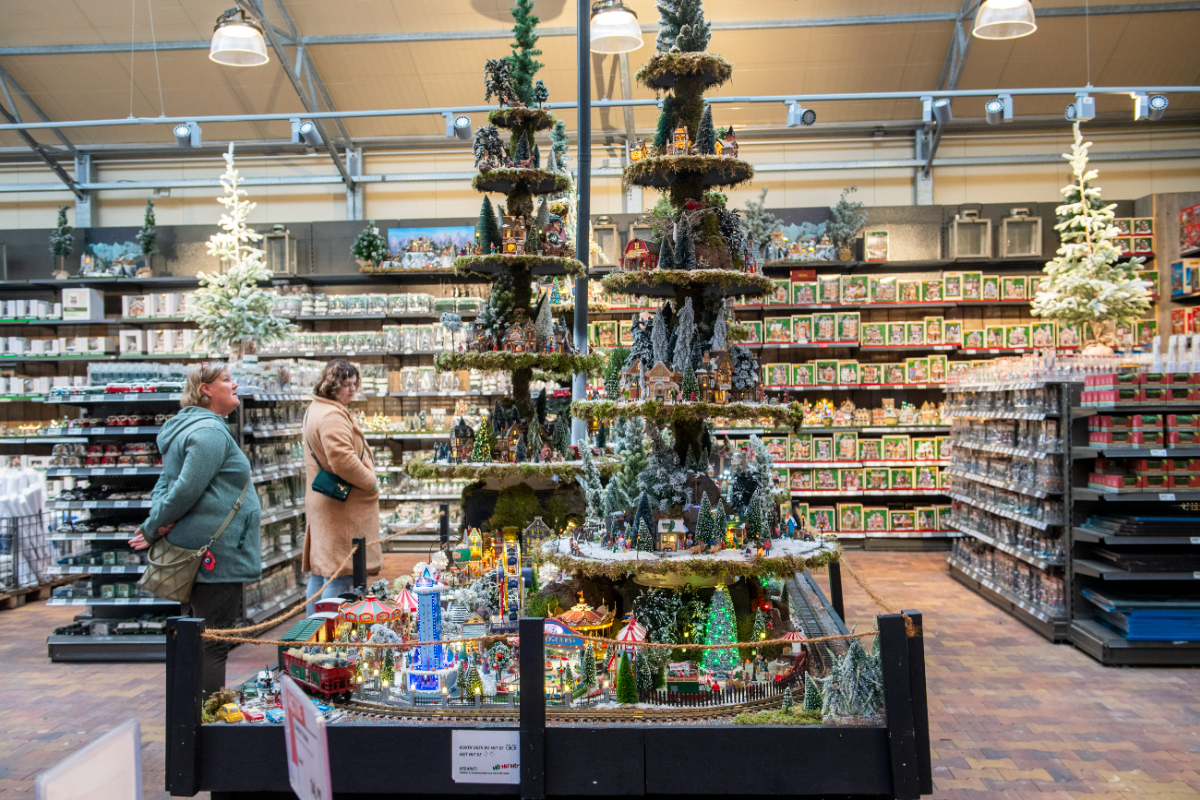 Let it snow! Op de kerstafdeling van Intratuin Almelo is het al tijden ...