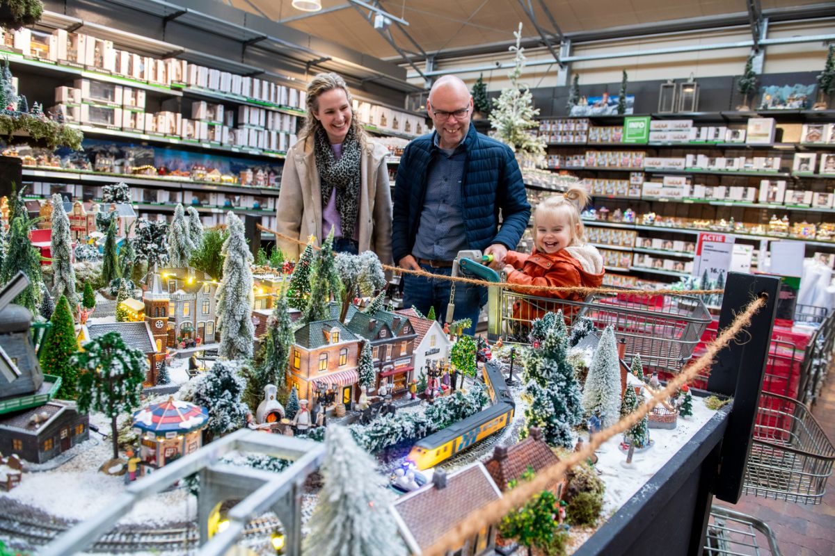 Let it snow! Op de kerstafdeling van Intratuin Almelo is het al tijden ...