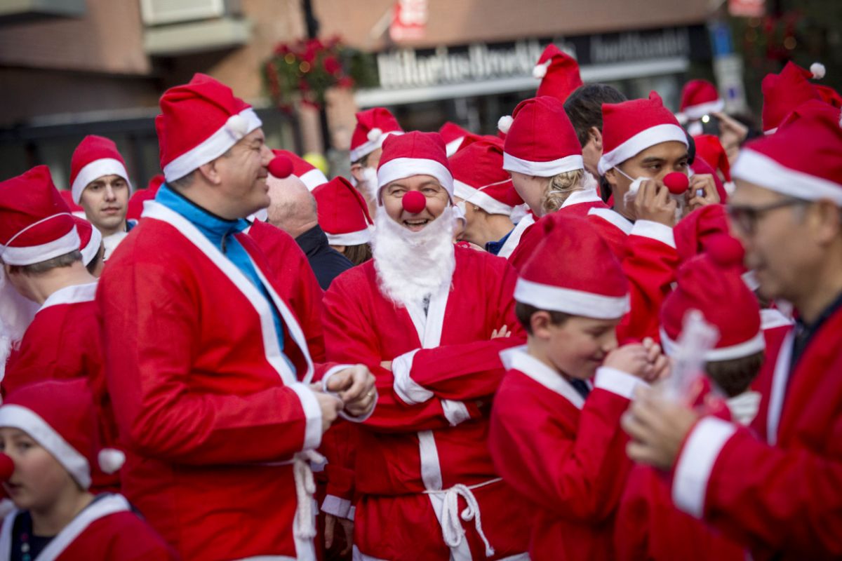 Toen in Almelo: honderden kerstmannen lopen mee in Santa Run