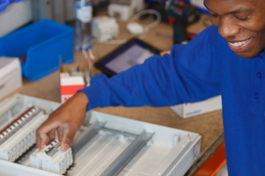 Dit Almelose uitzendbureau doet meer dan alleen bemiddelen: 'We begeleiden je naar een vaste baan'