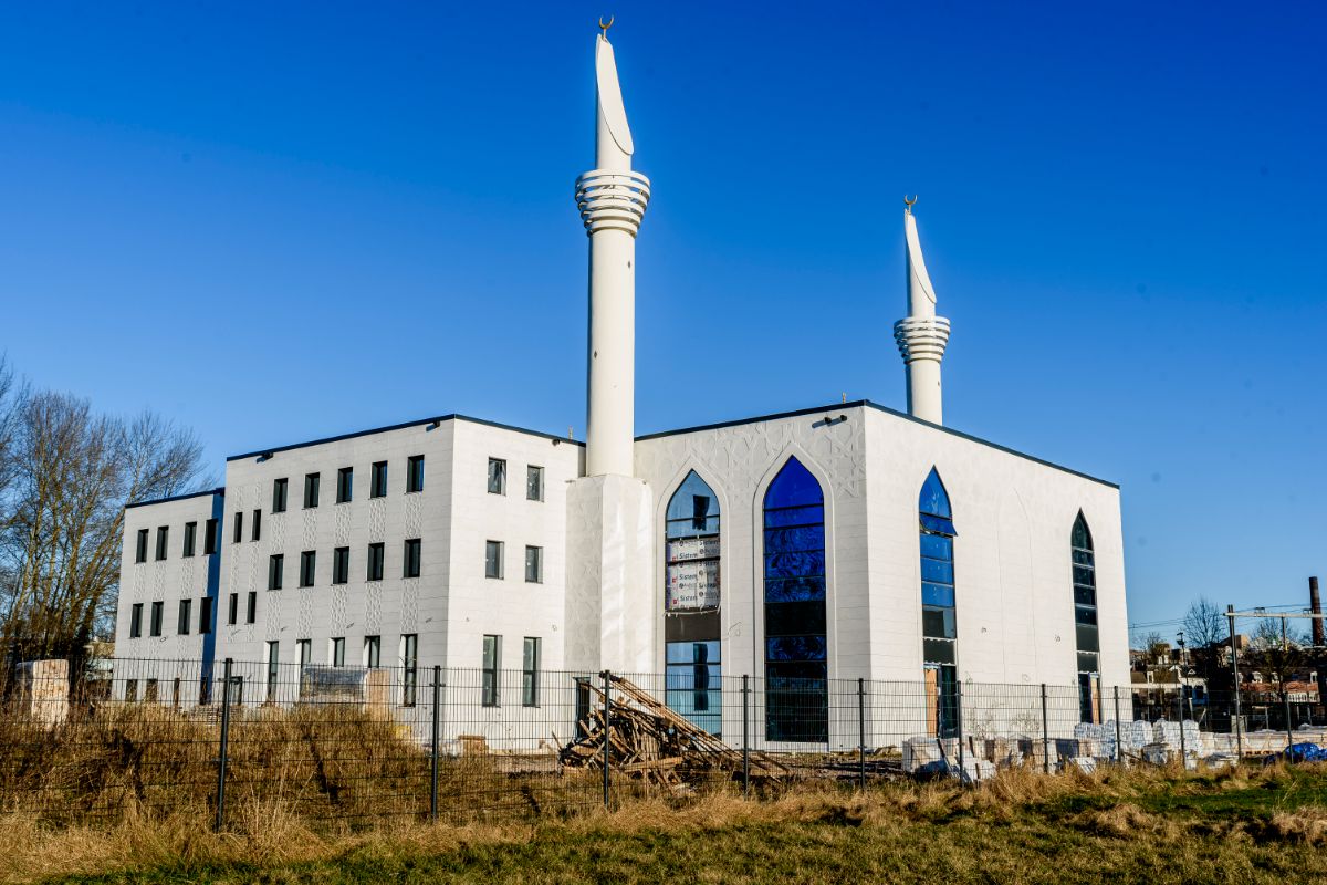 Mysterie opgelost: hierom heeft de nieuwe moskee in Almelo 2 torens