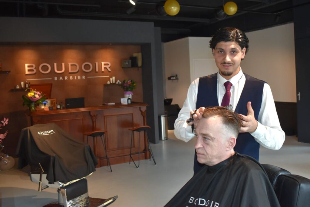 Marco (20) opent barbershop in Almelo: 'Mannen moeten zichzelf meer ...