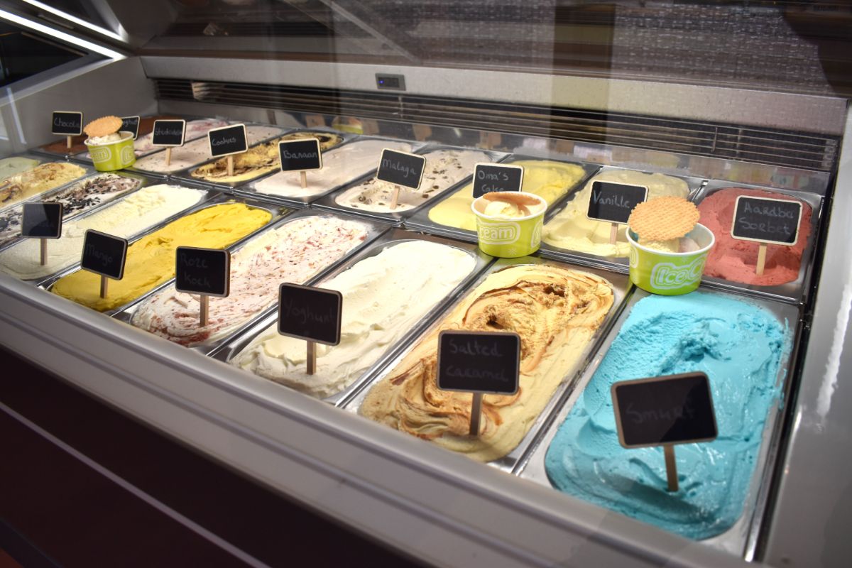 Ice ice baby! Puck en Max openen een ijssalon naast hun snackbar