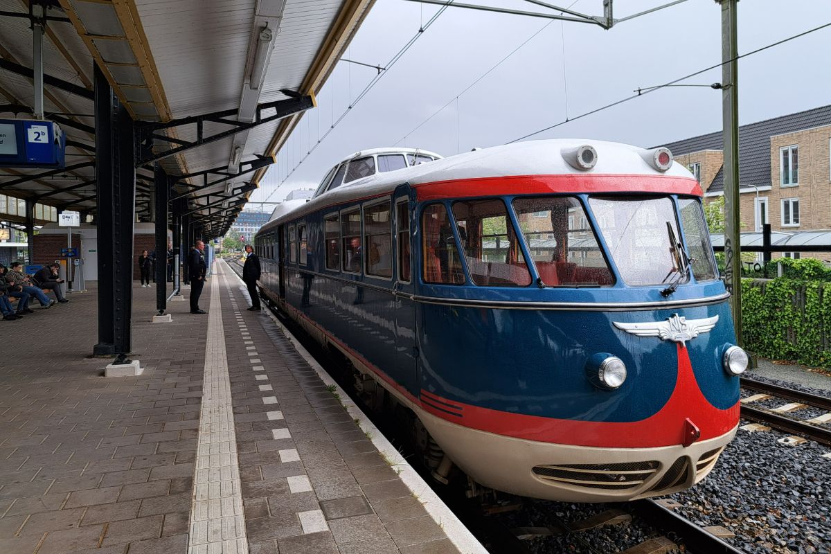 Bijzonder moment: historische trein met twee bulten rijdt door Almelo