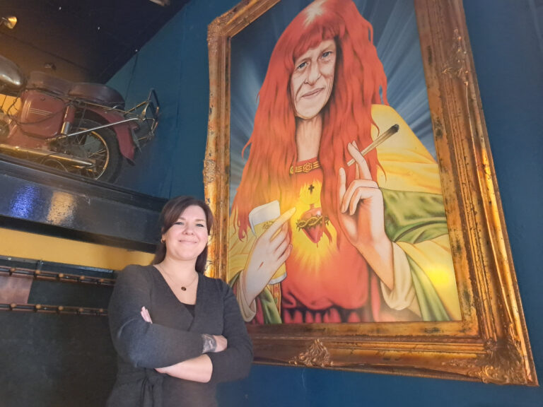 Renate tekende Armand als Jezus: hoe de zanger aan de muur van De Stam ...