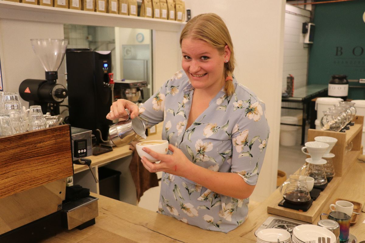 Barista Rachelle leeft voor latte art: 'Ik ben volledig voor koffie ...