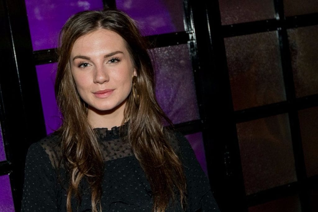 Zangeres Maan zingt binnenkort onder de volle maan en jij kunt erbij ...