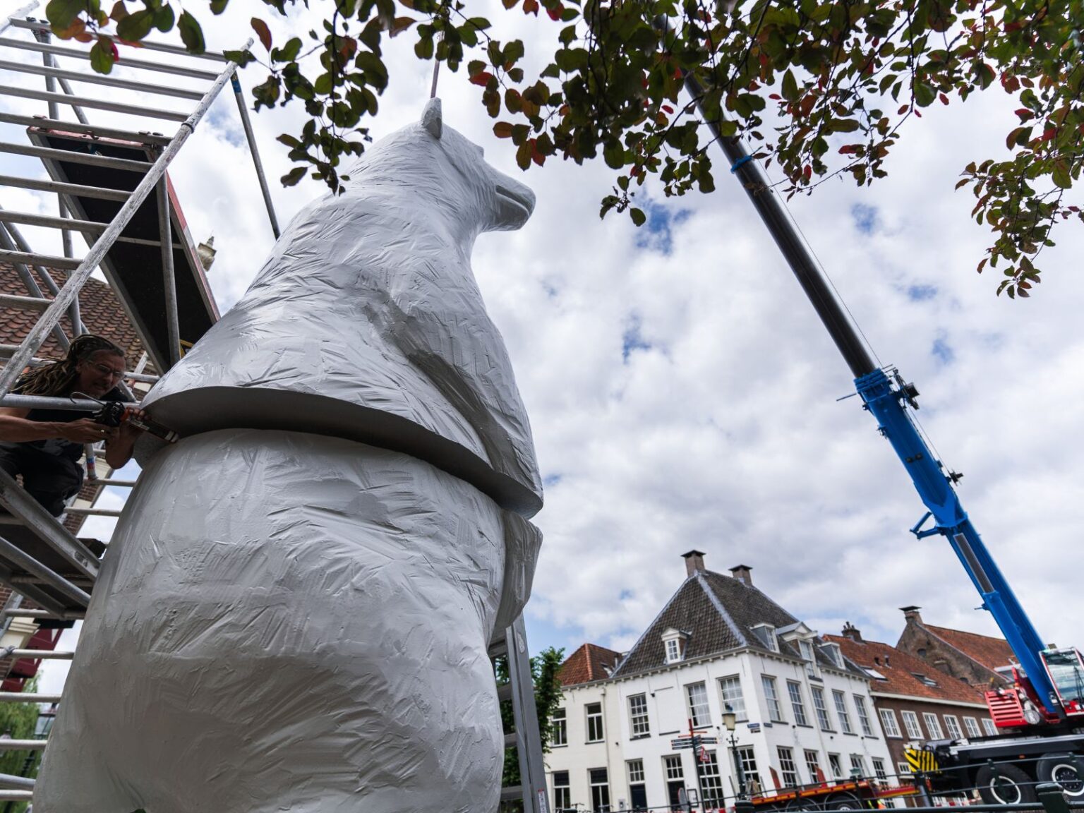Mysterie: wat doet die plassende ijsbeer op de kade bij Museum Flehite ...