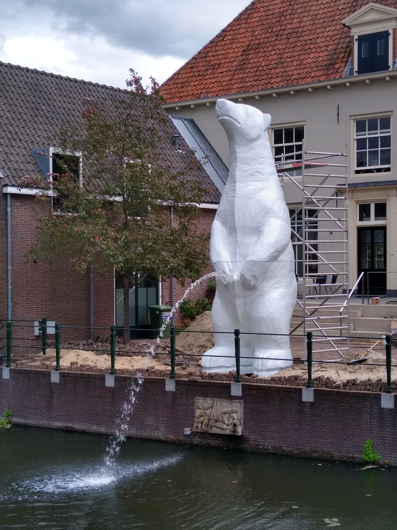 Mysterie: wat doet die plassende ijsbeer op de kade bij Museum Flehite ...