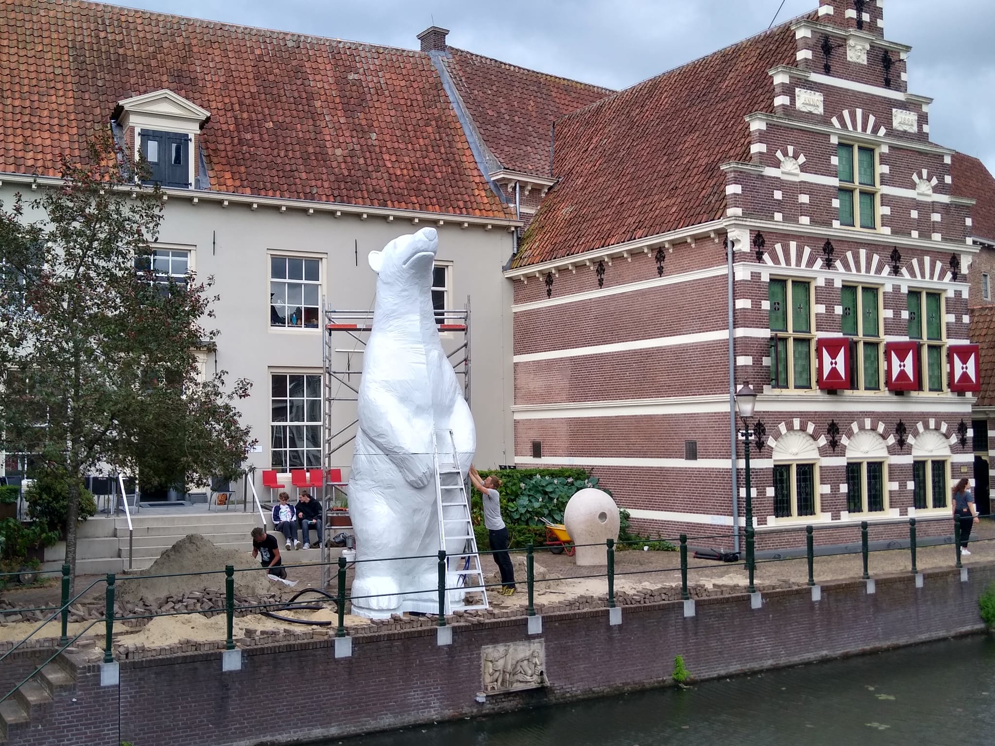 Mysterie: wat doet die plassende ijsbeer op de kade bij Museum Flehite ...