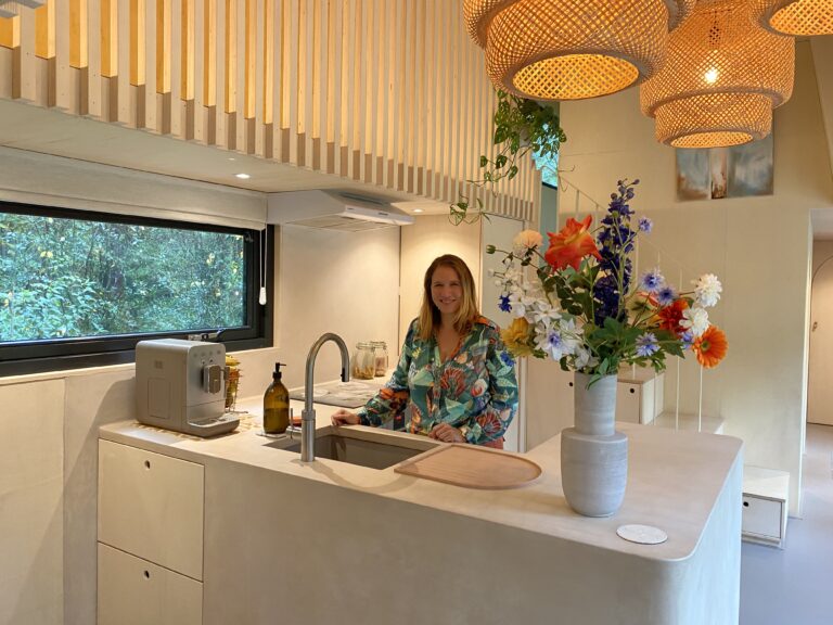 Binnenkijken in de tiny house van Jonneke: ‘Ik dacht: dat kan helemaal ...