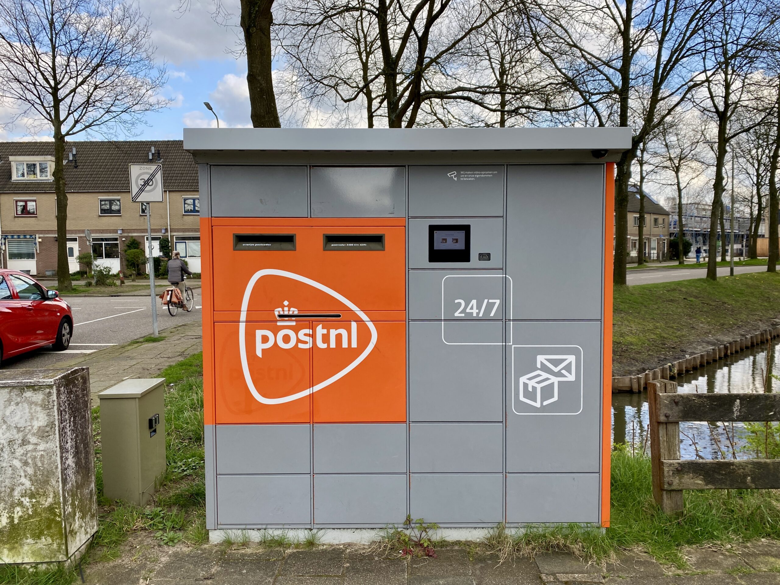 Dag en nacht pakketjes versturen of ontvangen: hier in Amersfoort staat ...