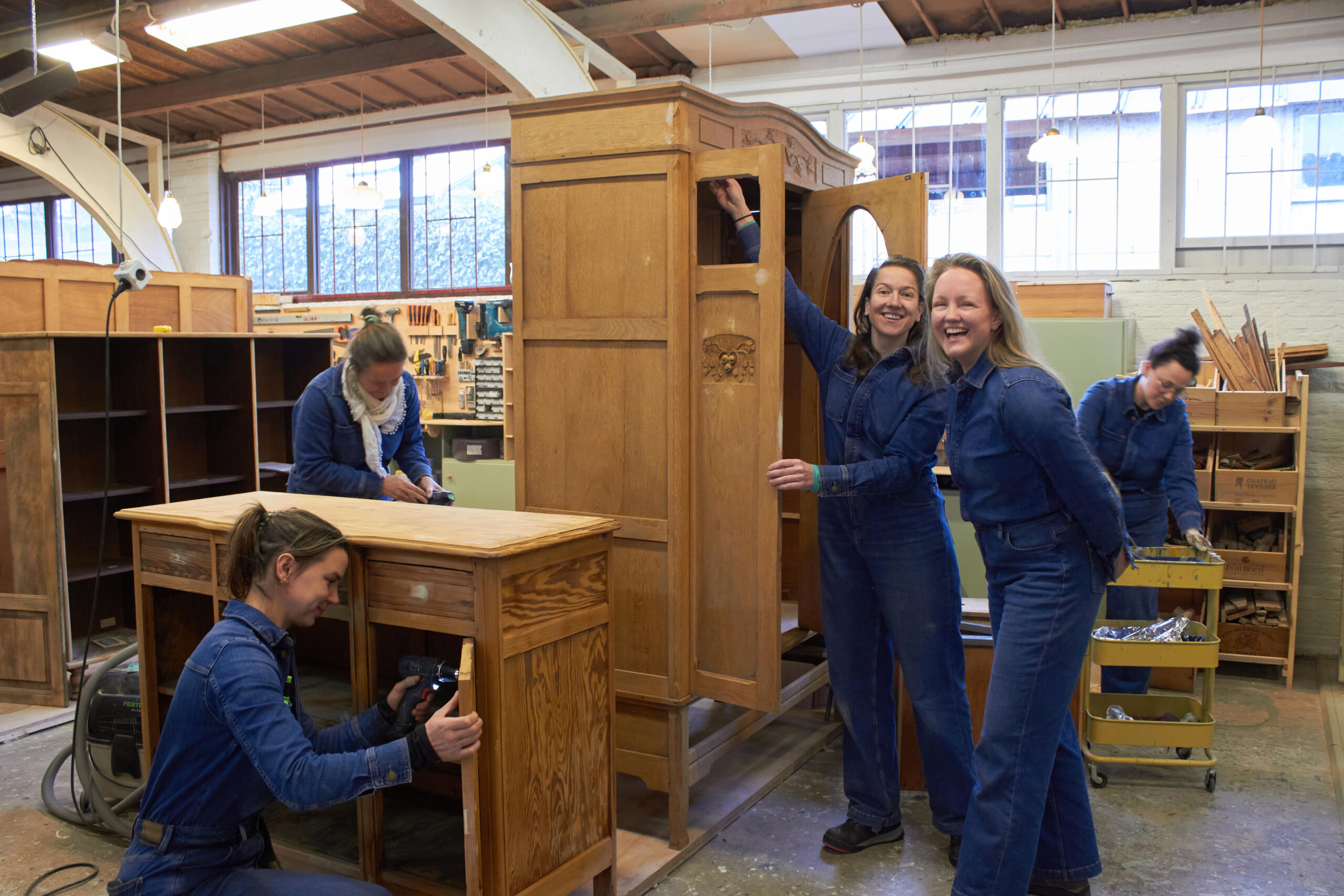 De vrouwen van Firma Zoethout knappen vintagemeubels op: 'De een klust ...