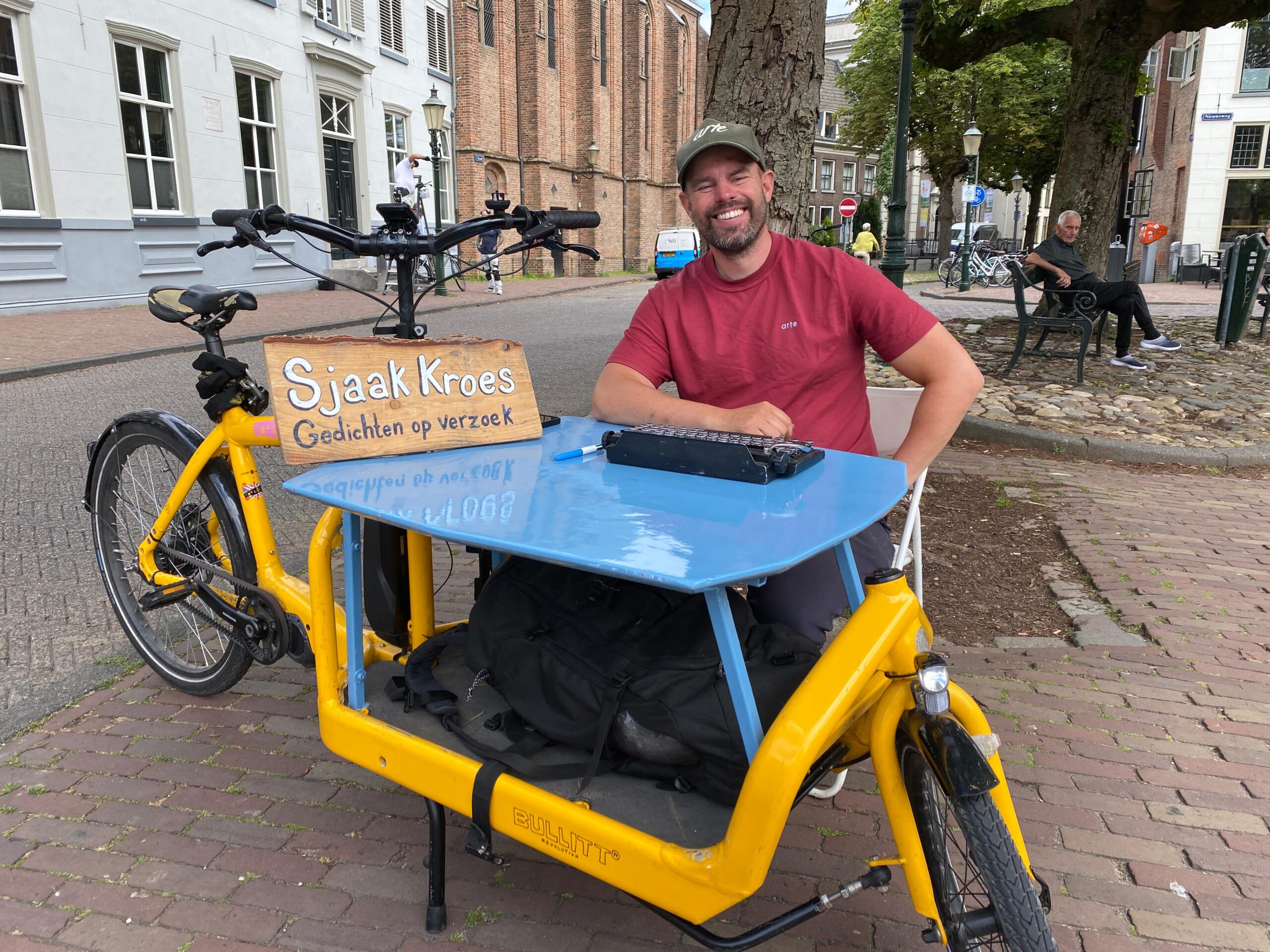 Da's lief! Sjaak schrijft gedichten voor voorbijgangers in Amersfoort ...
