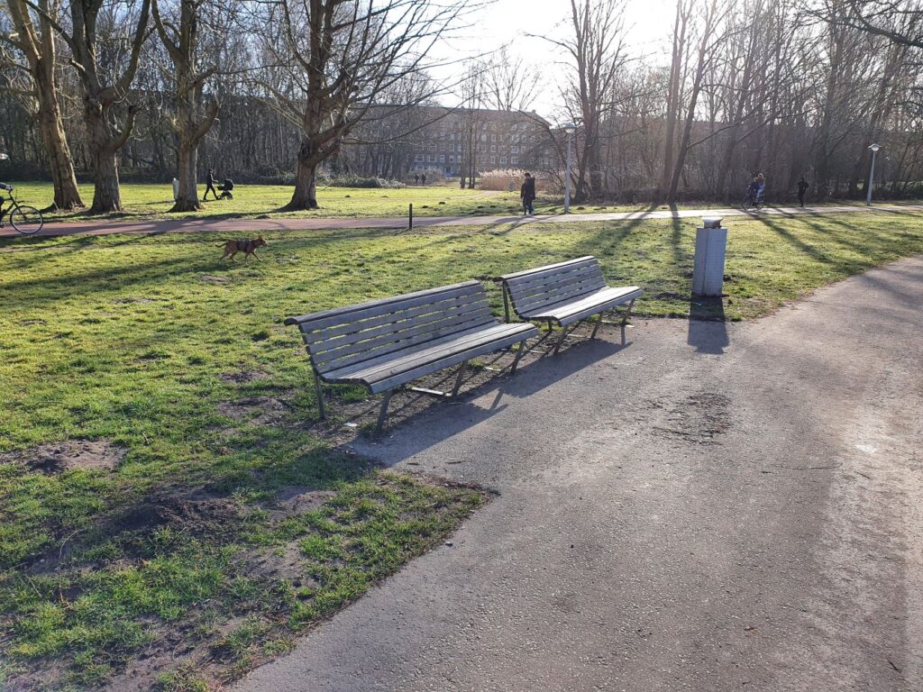 Even pauze tijdens je wandeling? Zo vind je alle bankjes in Amsterdam ...