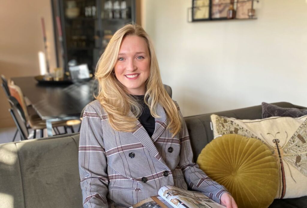 Binnenkijken bij Melanie: 'Op mijn balkon voelt het alsof ik in een ...