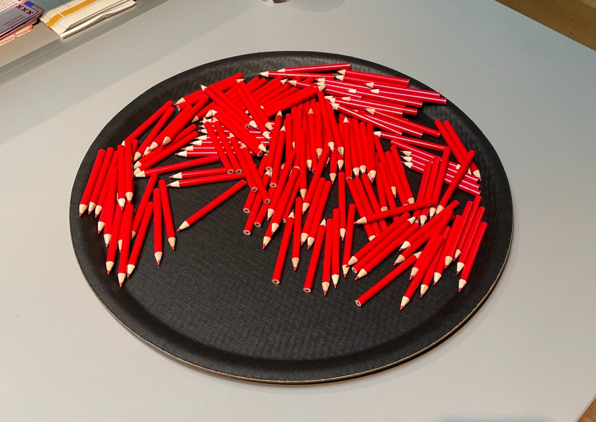 Dit is waarom het stempotlood rood is (en het niet in je mond mag steken)