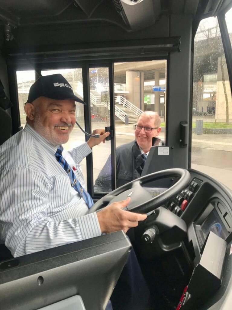 Wil je zien: zingende buschauffeur Sylvion maakt Amsterdam gezellig