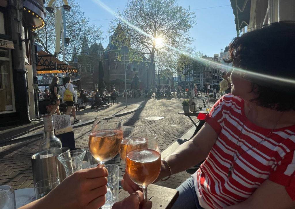 Zon! Op deze 10 terrassen in Amsterdam zit je in de zon
