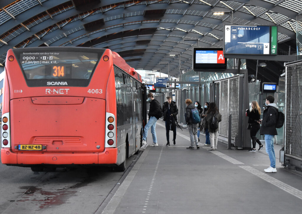 Reis je vaak met de bus? Op deze dagen wordt er gestaakt in Amsterdam ...
