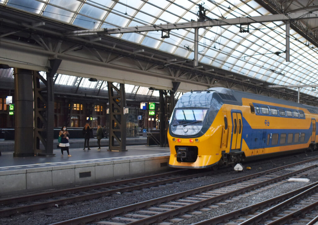 Steeds minder treinen vanaf Amsterdam Centraal door hoog aantal ...