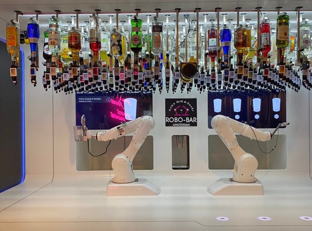 Wil je zien: in deze Amsterdamse bar word je bediend door robots!