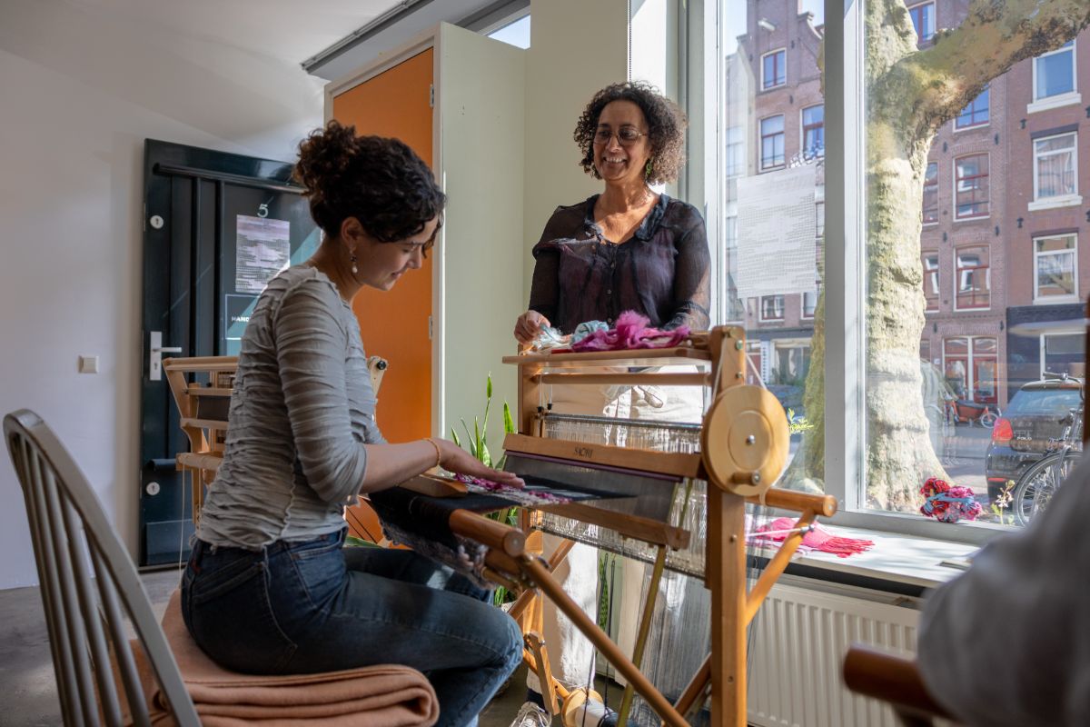 Loes geeft weeflessen aan de buurt: 'Het is heel makkelijk en ...