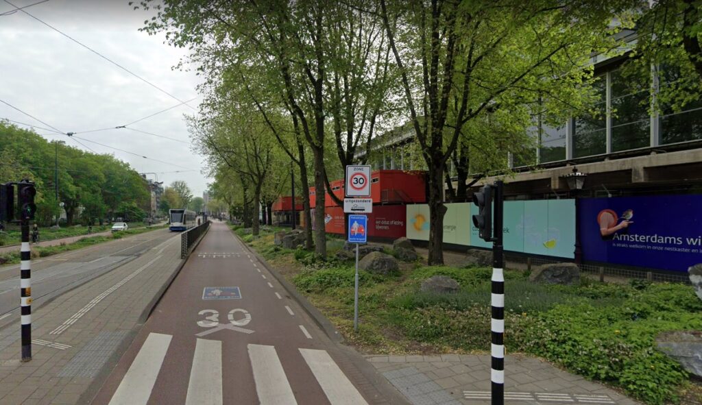 Mag je met de auto fietsers inhalen op een fietsstraat in Amsterdam?