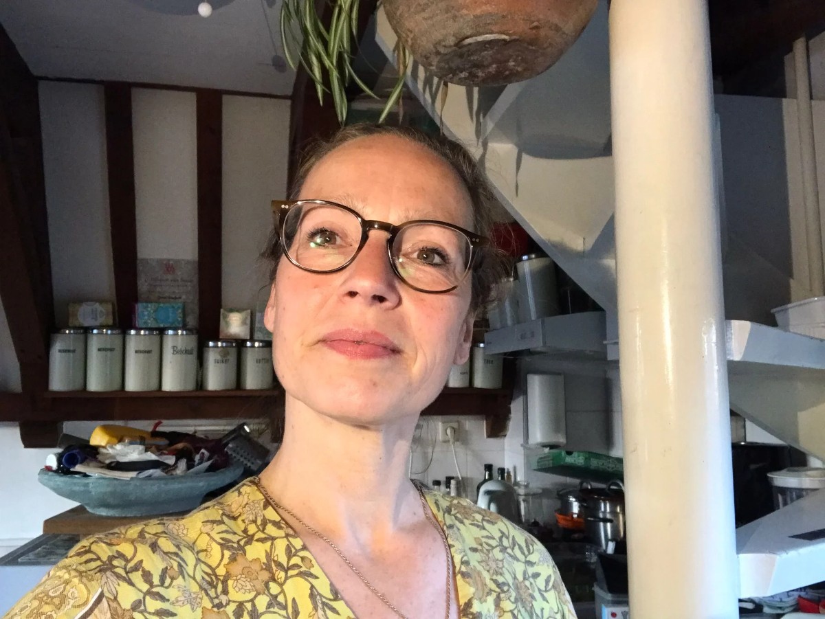 Binnenkijken in de Jordaan. jantine: 'Ik woon in een rommelig poppenhuis'