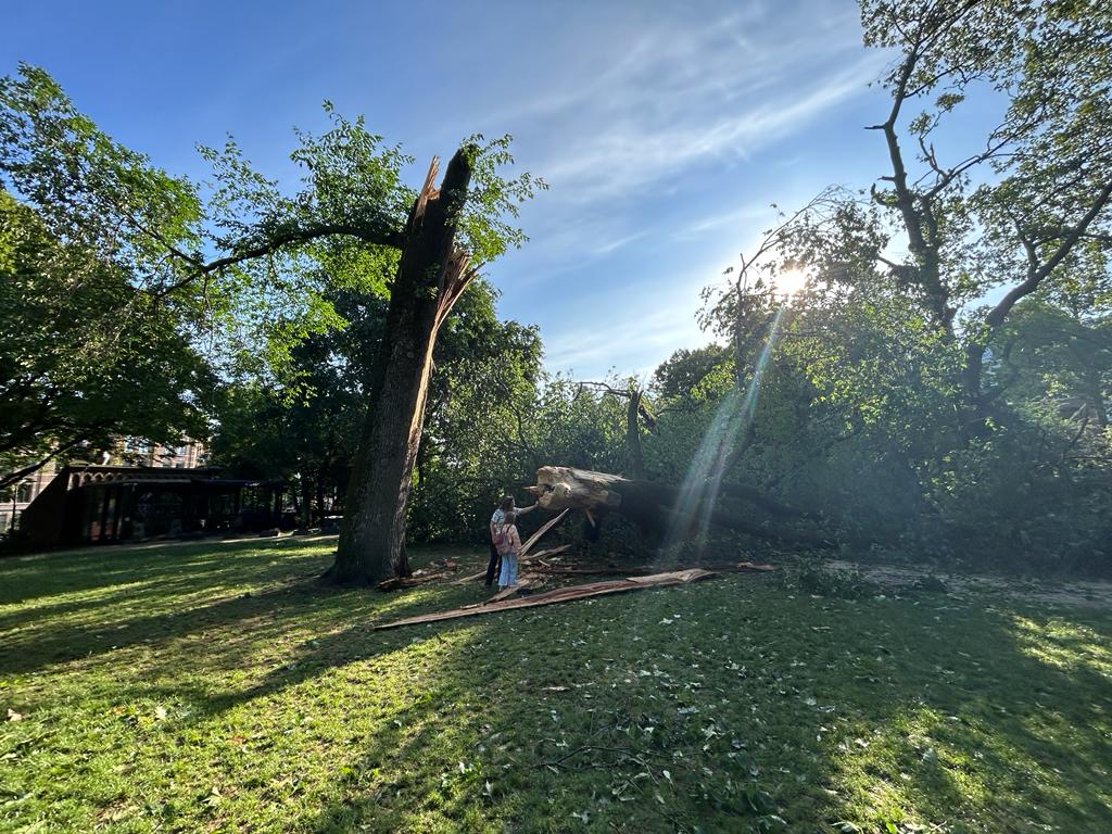 Amsterdam in puin door storm Poly: zo ligt de stad er nu bij (foto's)