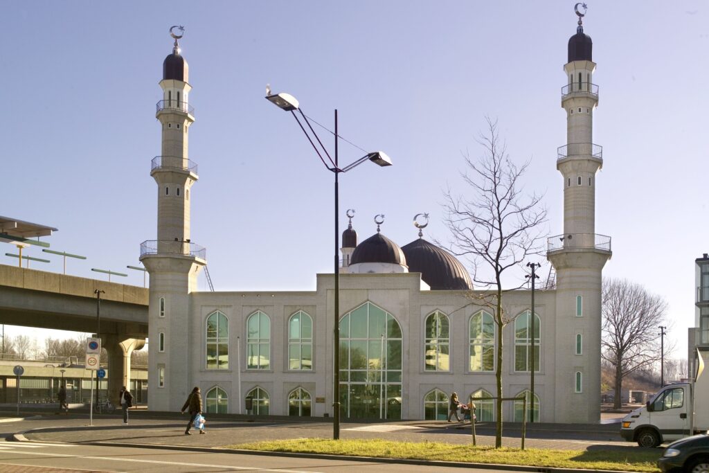 Mysterie opgelost: hierom hebben sommige moskeeën in Amsterdam twee of ...