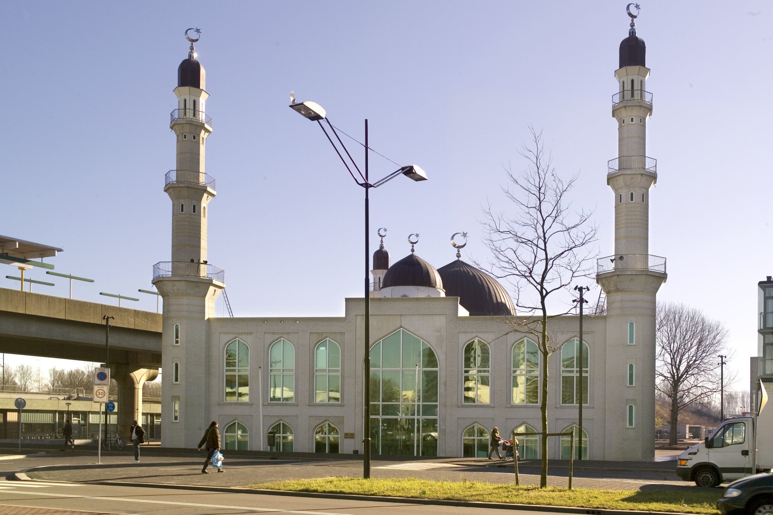 Mysterie opgelost: hierom hebben sommige moskeeën in Amsterdam twee of ...