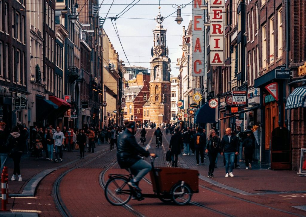 Amsterdam blijft groeien: zoveel inwoners zijn er - indebuurt Amsterdam