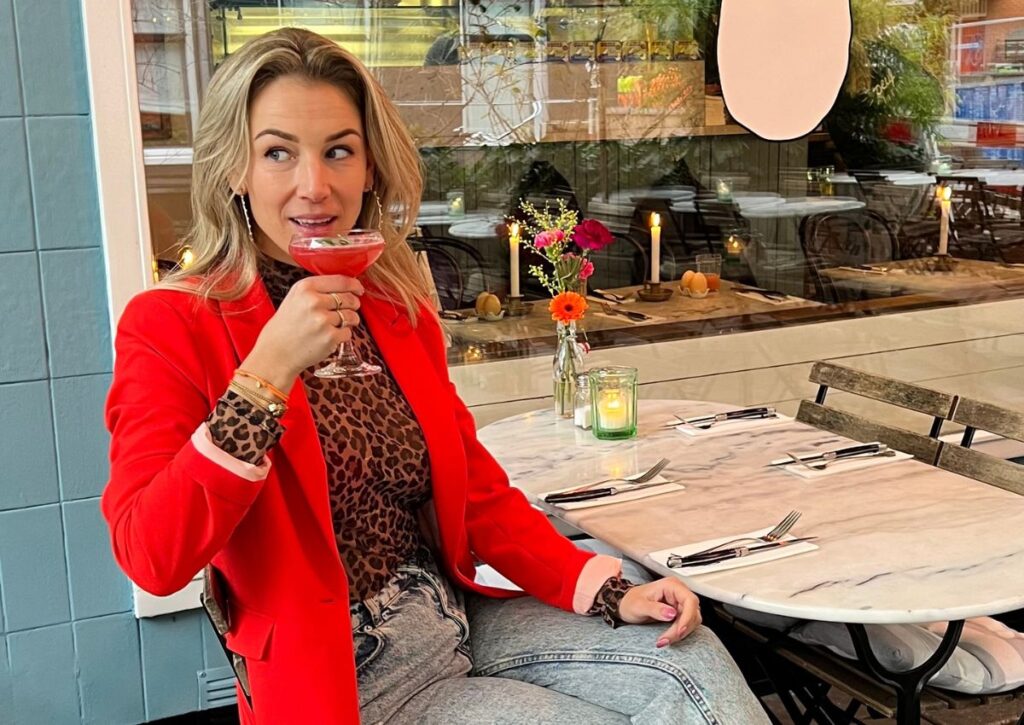 Amsterdamse Kelly vliegt de hele wereld rond: ‘Ik ben opgegroeid in de achtertuin van Schiphol ...