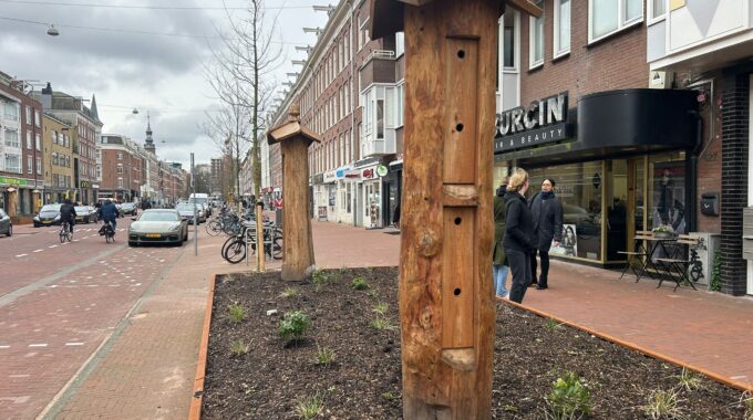 Mysterie opgelost! Dit betekenen die letters op tegels in Amsterdam ...