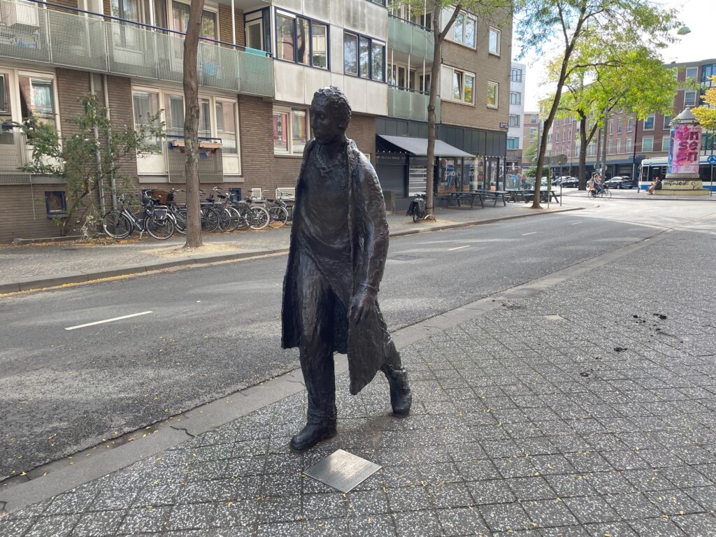 Rara waar in Amsterdam vind je dit standbeeld? - indebuurt Amsterdam