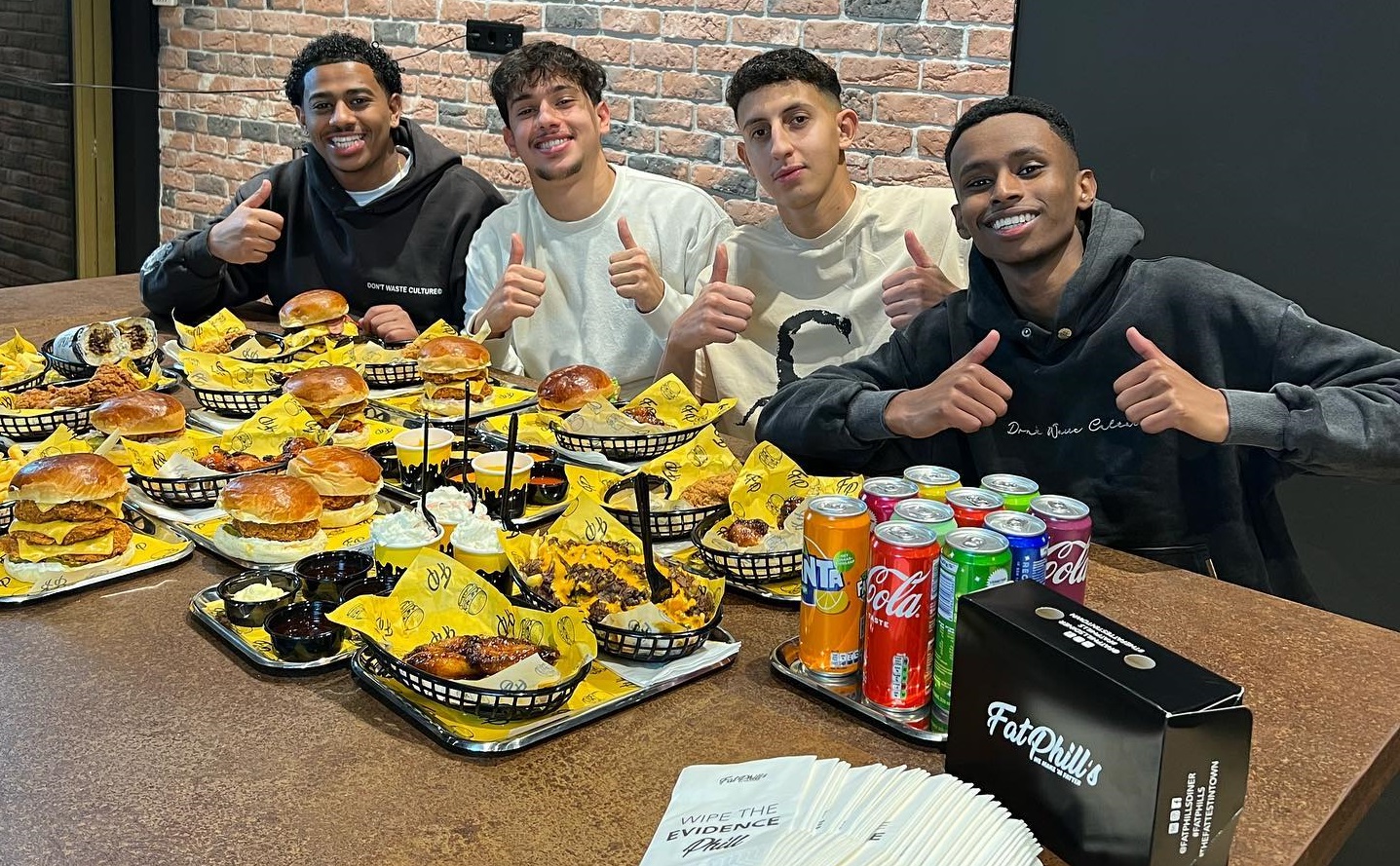 Fat Phill’s is jarig en verloot een jaar lang gratis hamburgers ...