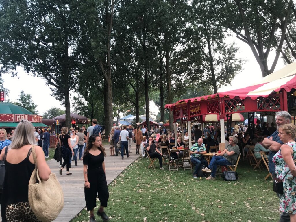 Zet maar in de agenda: de Parade keert terug naar Amsterdam - indebuurt ...